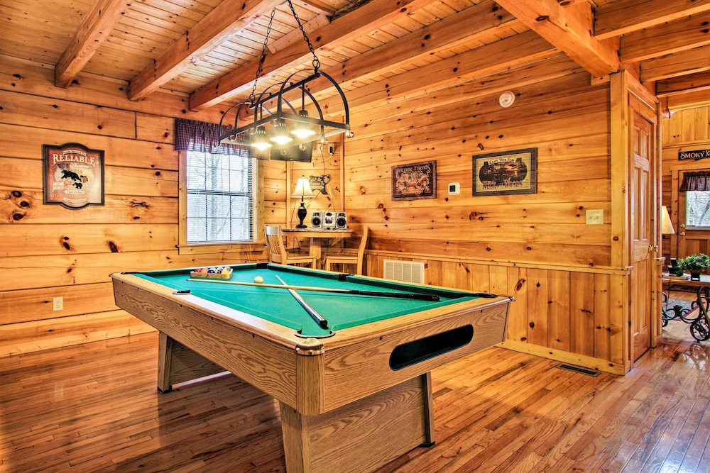 Gatlinburg Mountainside Escape W/ Deck & Hot Tub! - Gatlinburg, TN