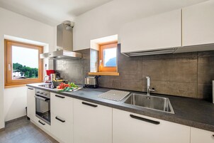 Apartamento família, vários quartos (Appartamento Borgo Pastoedo) | Cozinha privada | Geladeira, micro-ondas, fogão, cooktop