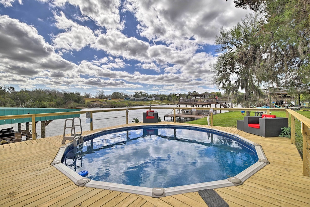 Waterfront San Jacinto River Home W/ Boat Slip! - Baytown, TX