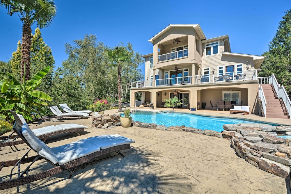 Luxe Getaway W/ Riverfront Views In Grants Pass! - Grants Pass, OR