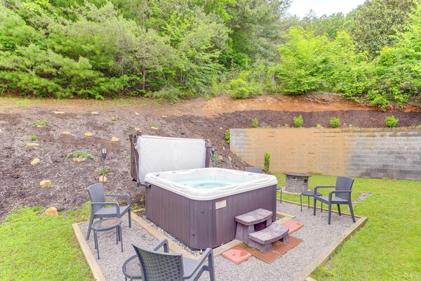 Family Home W/ Views ~ 5 Mi To Downtown Asheville! - Asheville, NC