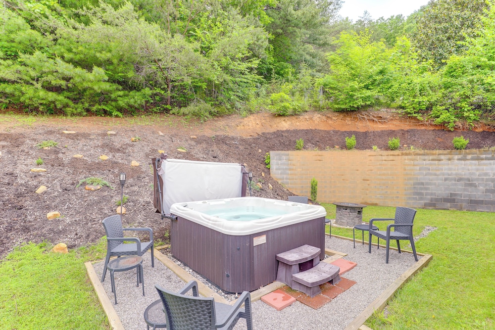 Family Home W/ Views ~ 5 Mi To Downtown Asheville! - Asheville, NC