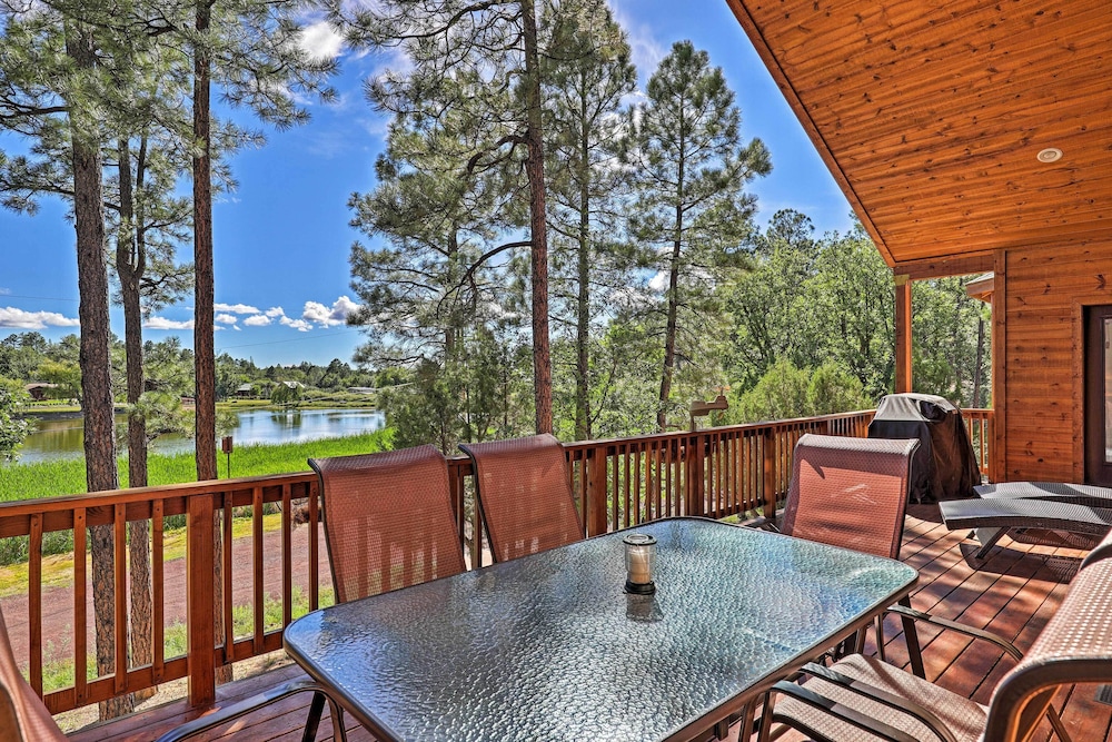 Serene Lakeside Cabin W/ Decks + Edler Lake Views! - Pinetop-Lakeside, AZ