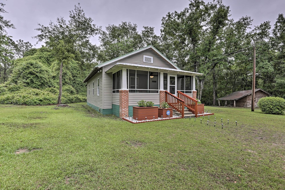 Renovated Home W/ Screened-in Patio On Hwy 90! - Gretna, FL