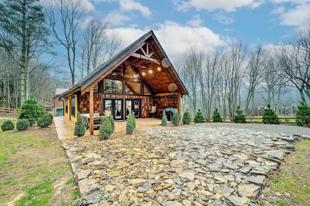 Fire Pit & Grill: Modern Beech Mountain Cabin! - Beech Mountain, NC