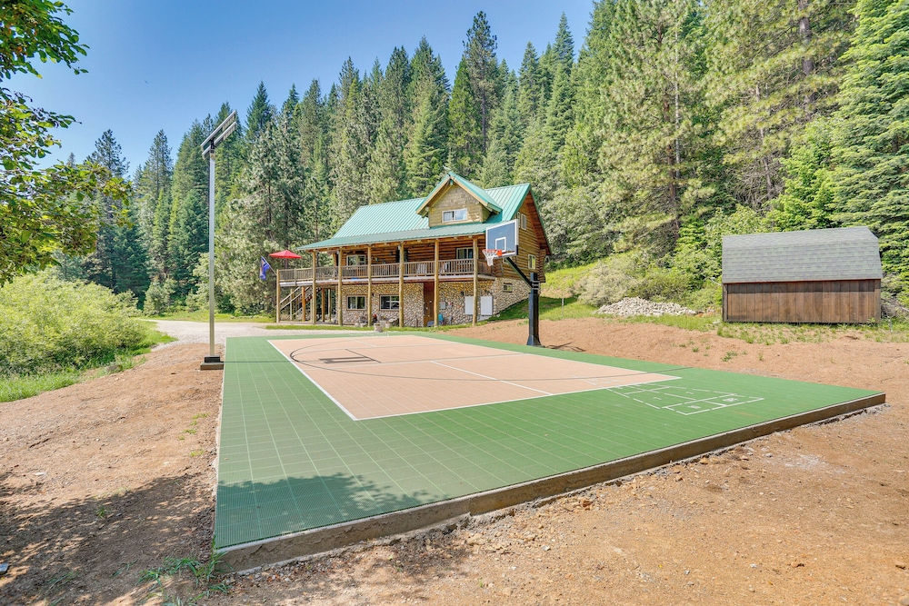 Log Home On 60 Private Acres By Mt Shasta Ski Park - McCloud, CA