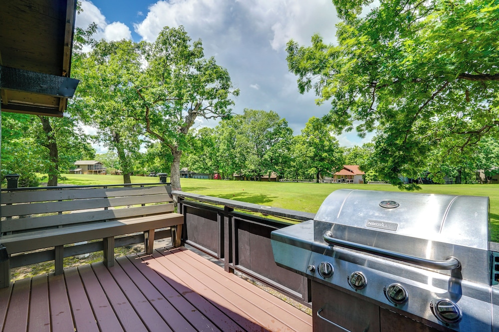 1 Mi To Margaritaville Resort: Cottage W/ Fire Pit - Sunrise Beach, MO