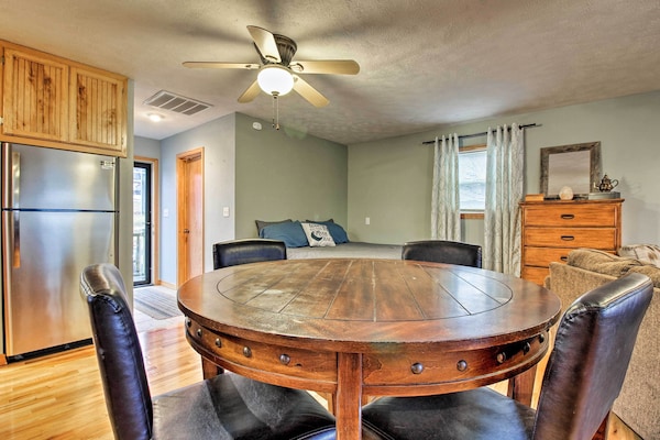 Stockton Lake Escape W/ Kitchen, Half Mile To Lake - Stockton Lake, MO