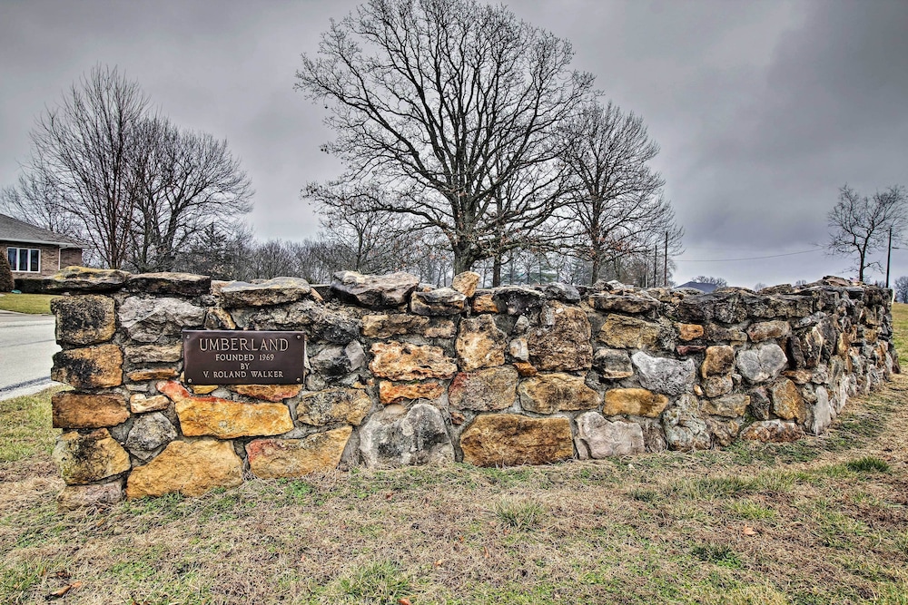 Stockton Lake Escape W/ Kitchen, Half Mile To Lake - Stockton Lake, MO