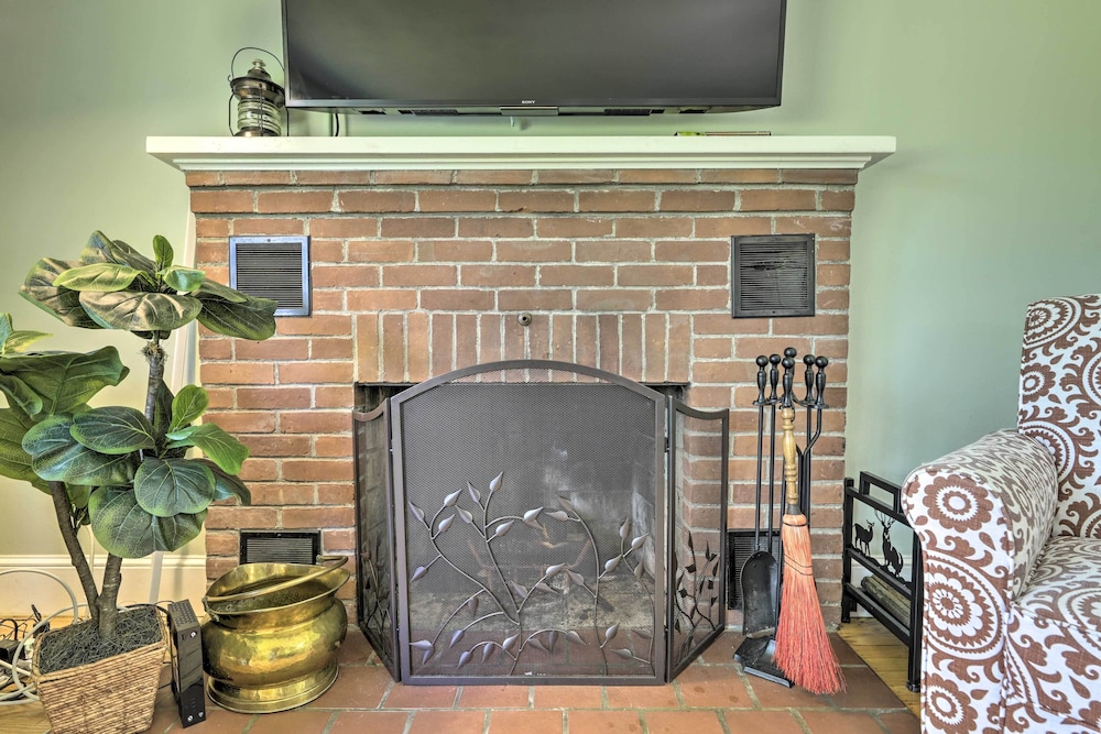 Hampton 'Quiet Corner Cottage' W/ Fireplace & Yard - Ashford, CT