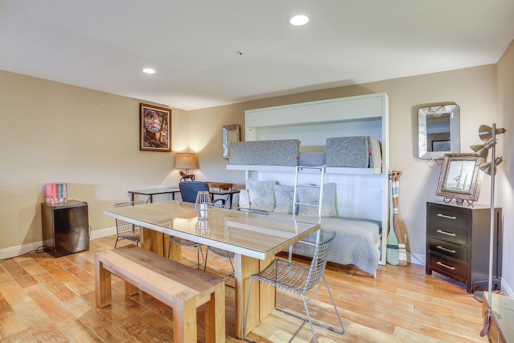 Hot Tub + Balcony: Rainbow Retreat Near Wineries! - Bonsall, CA