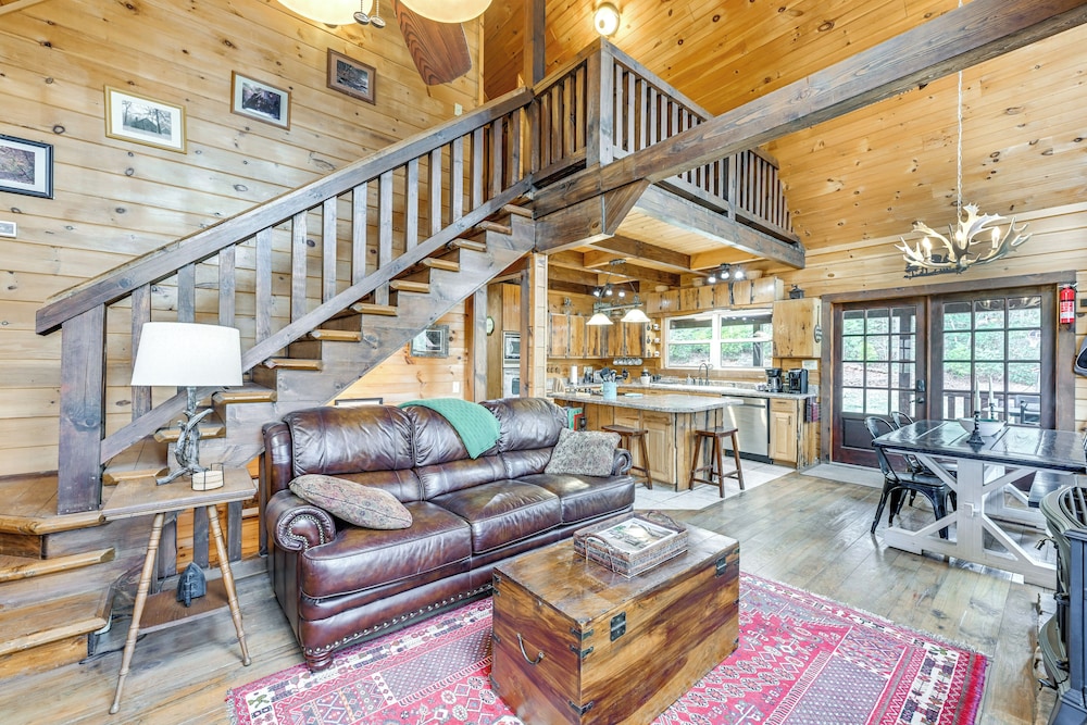 Mtn Views, Yard, & Fire Pit: Multi-level Cabin - Franklin, NC