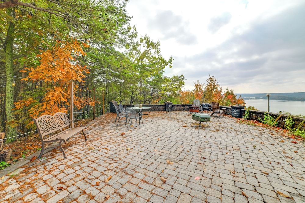 Kentucky Lake Views: Cozy Cabin In Waverly! - Camden, TN