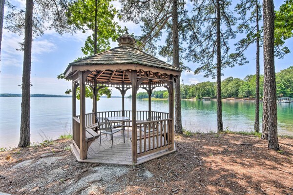 Designer Retreat W/ Pool, Golf + Beach Access! - Lake Keowee, SC