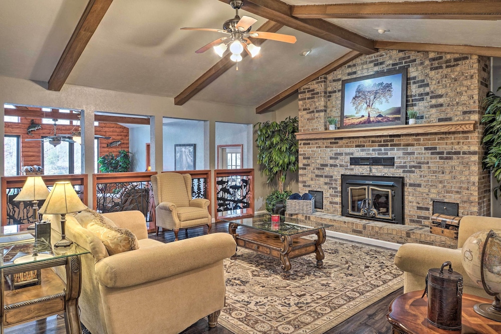 Waterfront Hollister Retreat W/ Dock & Game Room! - Branson, MO