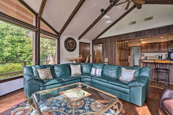 Serene Riverfront Escape W/ Hot Tub & Views! - Rogue River, OR