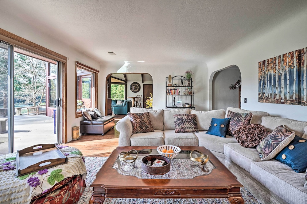 Serene Riverfront Escape W/ Hot Tub & Views! - Grants Pass, OR