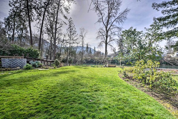 Serene Riverfront Escape W/ Hot Tub & Views! - Rogue River, OR