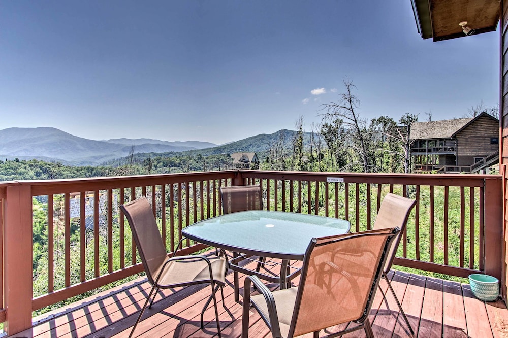 Mountain-view Gatlinburg Cabin W/ Private Hot Tub! - Gatlinburg, TN