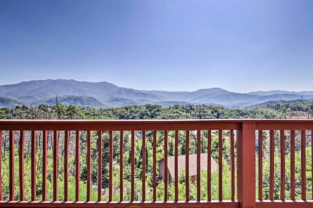 Mountain-view Gatlinburg Cabin W/ Private Hot Tub! - Gatlinburg, TN