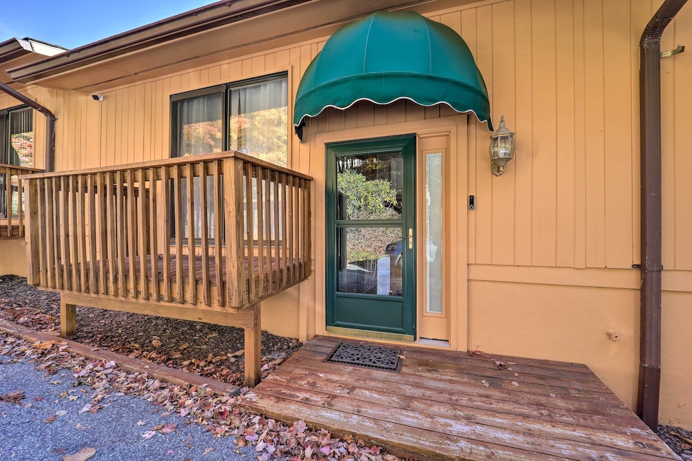 White Tail Retreat W/ Shared Hot Tub & Pool Access - Watauga Lake, TN