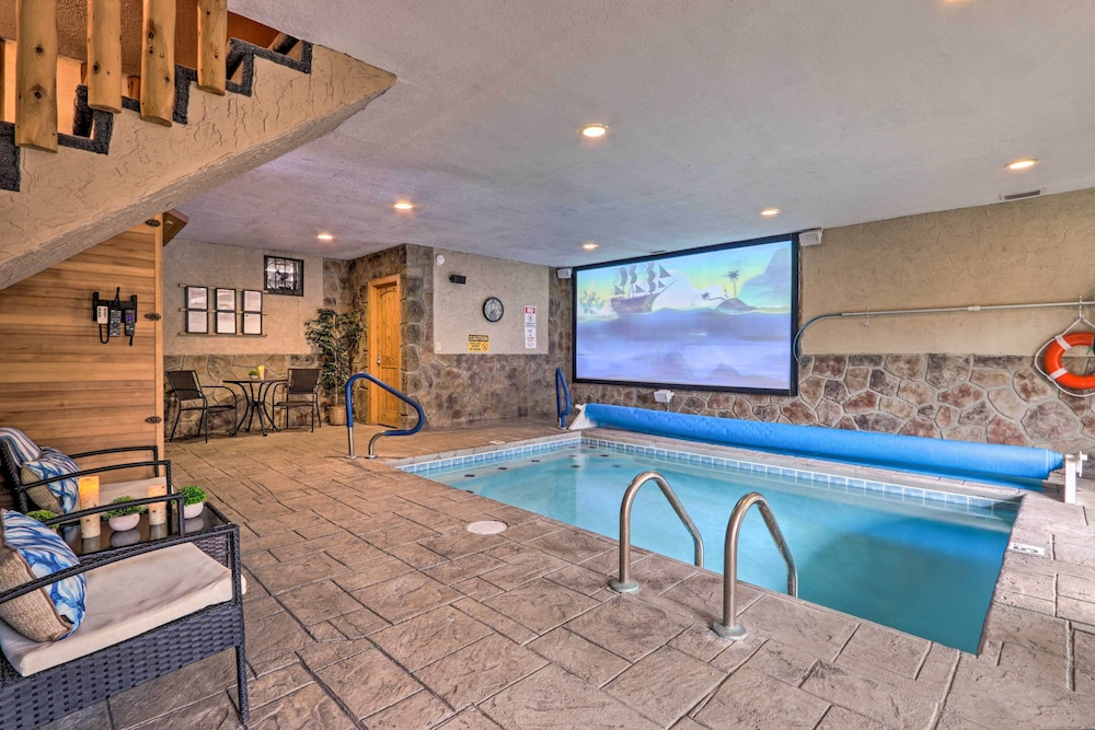 Luxe Smoky Mountain Cabin: Indoor Pool & Fire Pit! - Townsend, TN