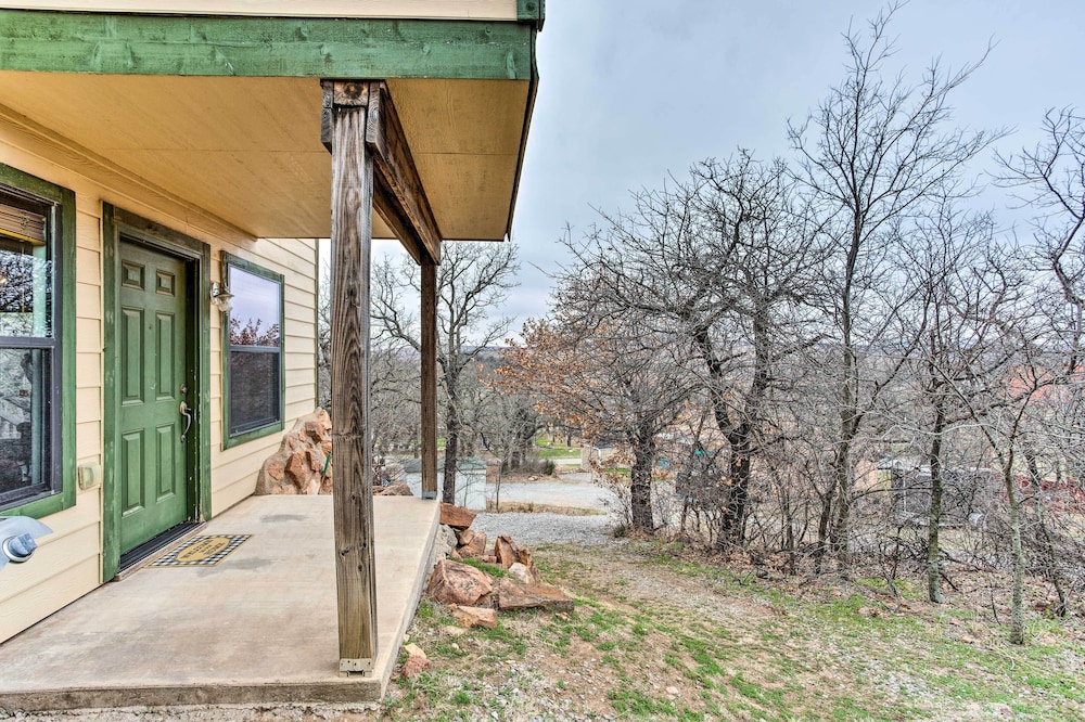 Medicine Park Cabin Rental W/ Mountain View - Elgin, OK
