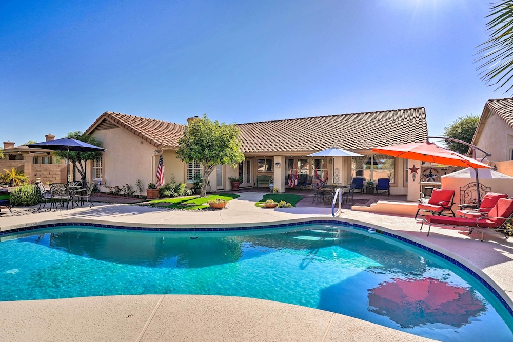 Elegant Peoria Home: Pool, Putting Green, Fire Pit - Glendale, AZ