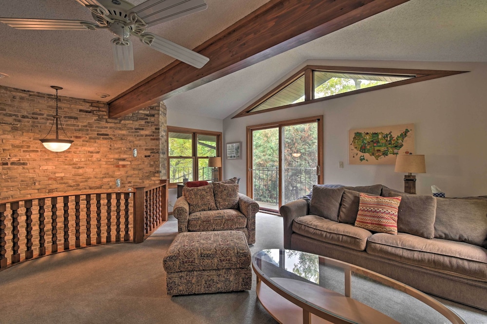 Spacious Lakehouse W/ Deck, Kayaks, & Dock! - Deerfield, WI