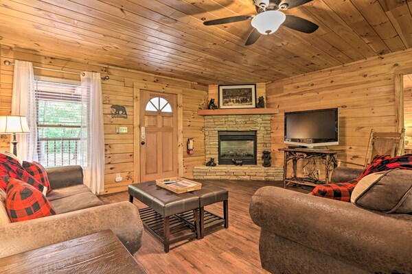 Cabin W/ Deck + Fireplace < 3 Mi To Dollywood! - Gatlinburg, TN