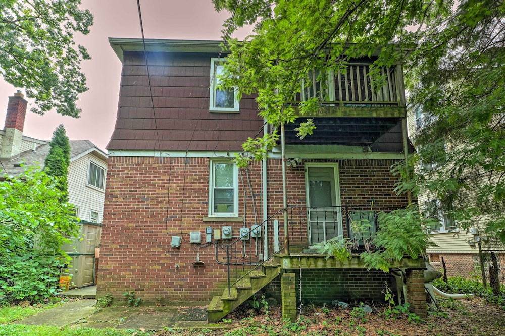 Cozy Duplex: Half Mi To Magic Bag & Woodward Ave! - Warren, MI