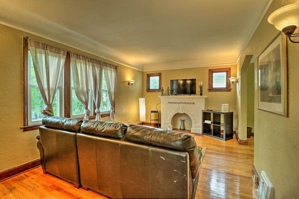 Cozy Duplex: Half Mi To Magic Bag & Woodward Ave! - Royal Oak, MI