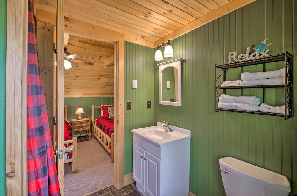 Beech Mountain Cabin W/ 180° Views: Near Hiking! - Beech Mountain, NC