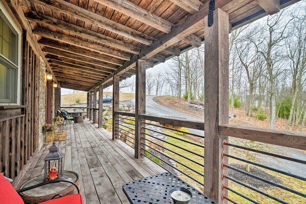 The Barn House: Caldwell Mtn Retreat W/ Hot Tub! - Moncove Lake State Park, Gap Mills