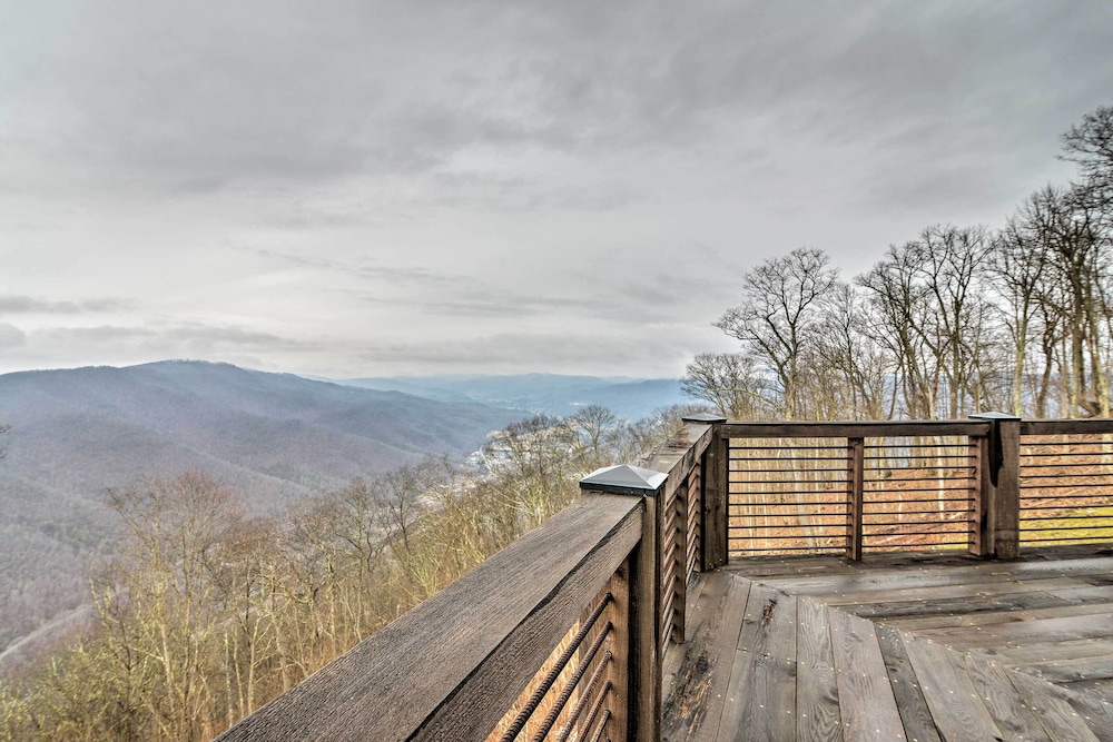 The Barn House: Caldwell Mtn Retreat W/ Hot Tub! - White Sulphur Springs, WV