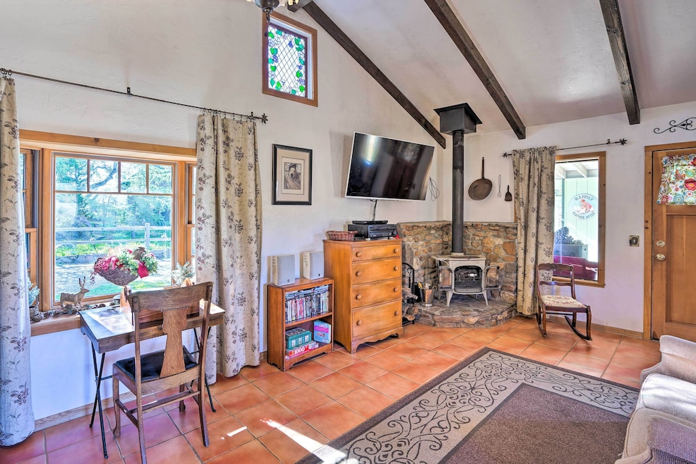 Cozy 'Story Book Barn Cottage' W/ Scenic View - Julian, CA