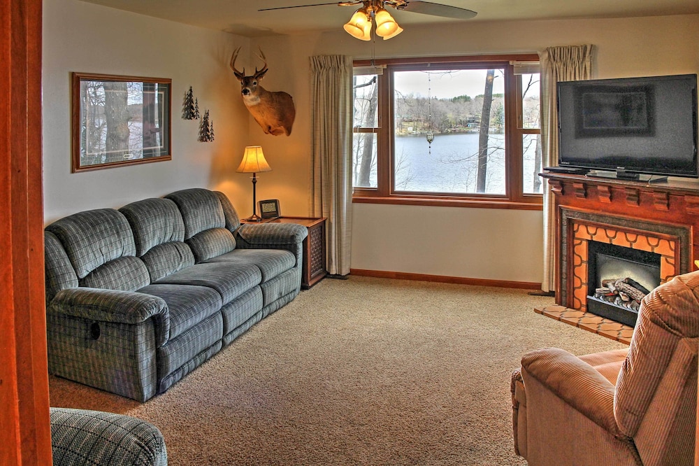 Cozy Balsam Lake Home: Deck, Private Dock + Kayaks - Straight Lake State Park, Luck