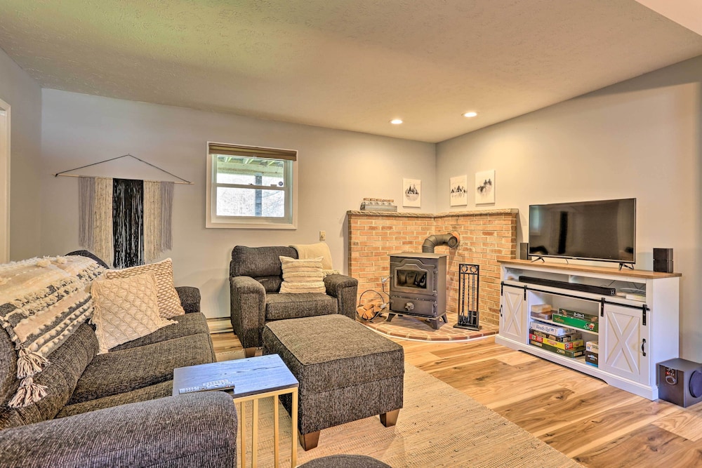 Hot Tub, Fire Pit & Resort Perks: Tobyhanna Home! - Mount Pocono, PA