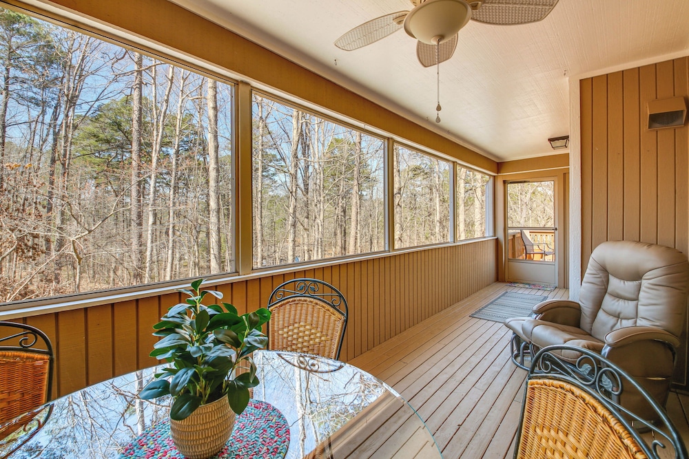 < 1 Mi To Lake: Hot Springs Village Escape W/ Deck - Hot Springs Village, AR