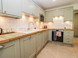 Casa, várias camas | Cozinha privada | Um frigorífico, um micro-ondas, um forno, uma placa de cozinha 