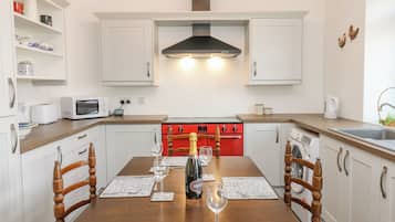 Casa de Campo | Cozinha privada | Um frigorífico, uma máquina de lavar louça, uma chaleira elétrica