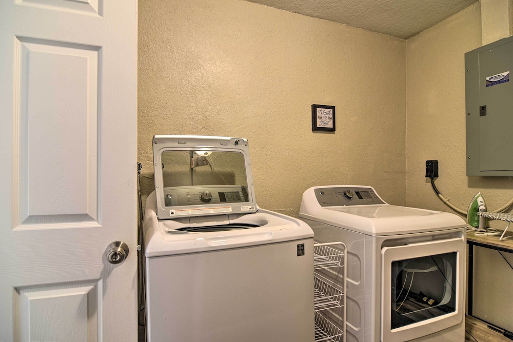Beach-style Getaway W/ Lanai ~ 4 Mi To Beaches! - Largo, FL