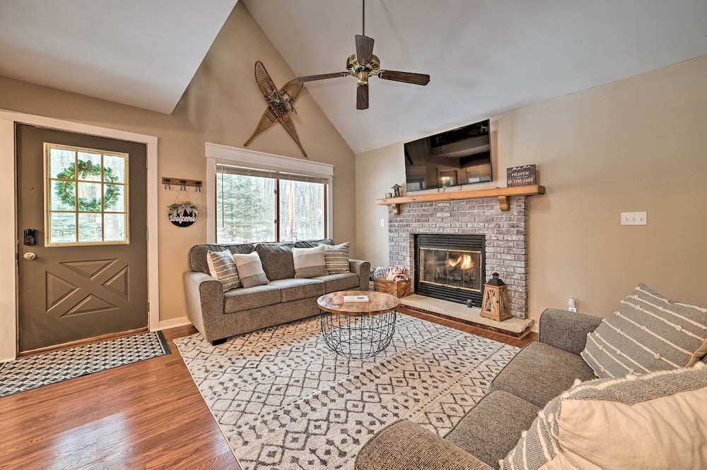 Lovely Roscommon Cabin < 3 Mi To Higgins Lake! - Higgins Lake, MI