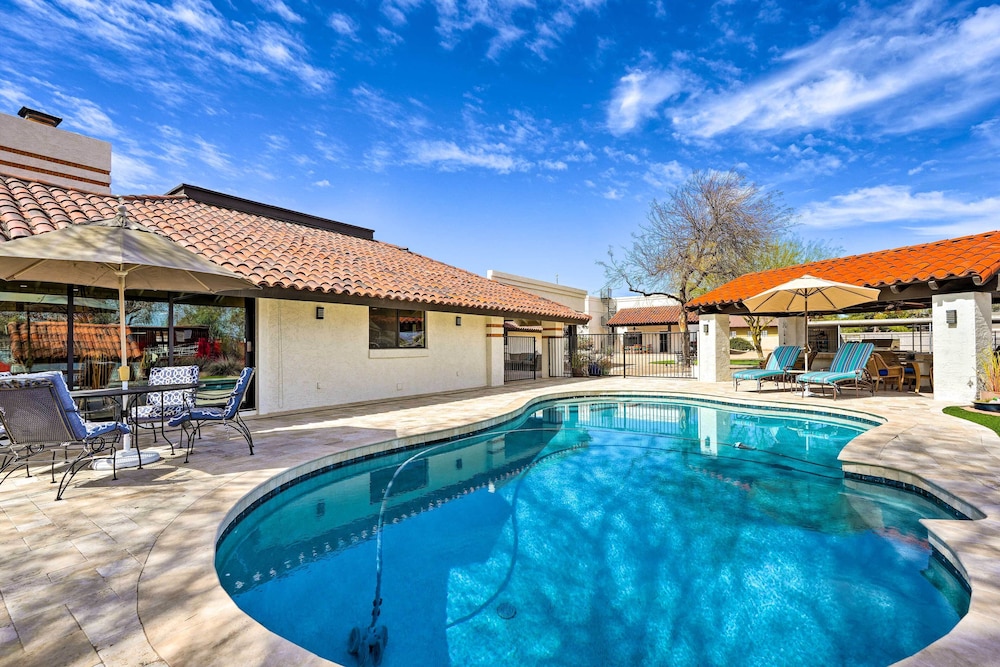 Pet-friendly Glendale Home W/ Pool & Putting Green - Phoenix, AZ