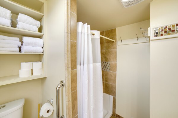 Walk To Water St & River: Quaint Saugatuck Apt - Saugatuck, MI