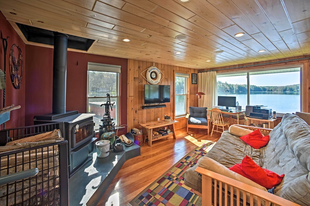 Lakeside Milford Home W/ Fire Pit & Paddleboat - Maryland, NY