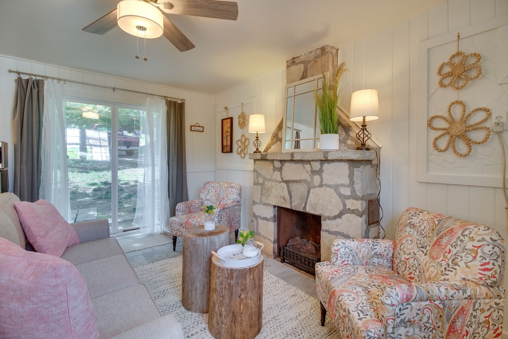 Cozy Mountain Home Cottage: Walk To Marina! - Arkansas