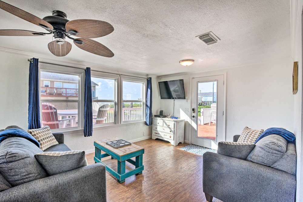 'The Spicy Crab' Freeport Home W/ Beach-view Deck! - Surfside Beach, TX