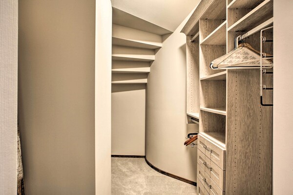 Luxurious Liberty Lake Hideaway W/ Hot Tub! - Liberty Lake, WA