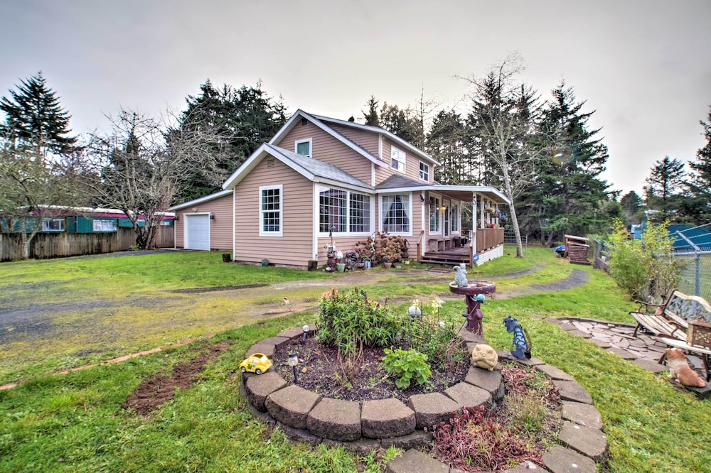 Updated Coos Bay Home ~ 2 Mi To Pacific Ocean - Coos Bay, OR